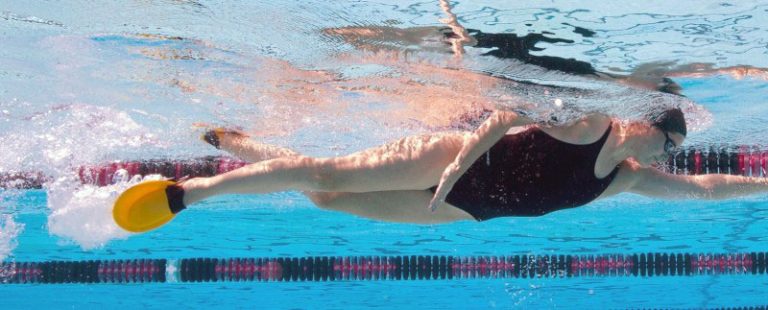 Les 8 Avantages de Nager Avec des Palmes de Natation